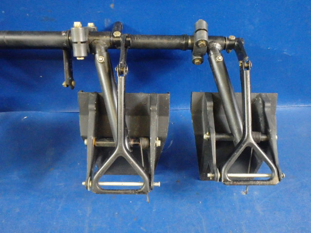 Cessna SET BRAKE AND RUDDER PEDALS